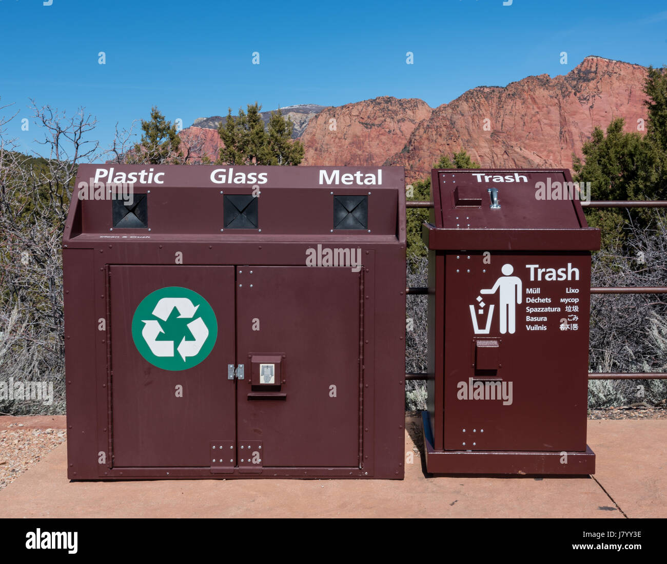 Metal recycle bin hi-res stock photography and images - Alamy