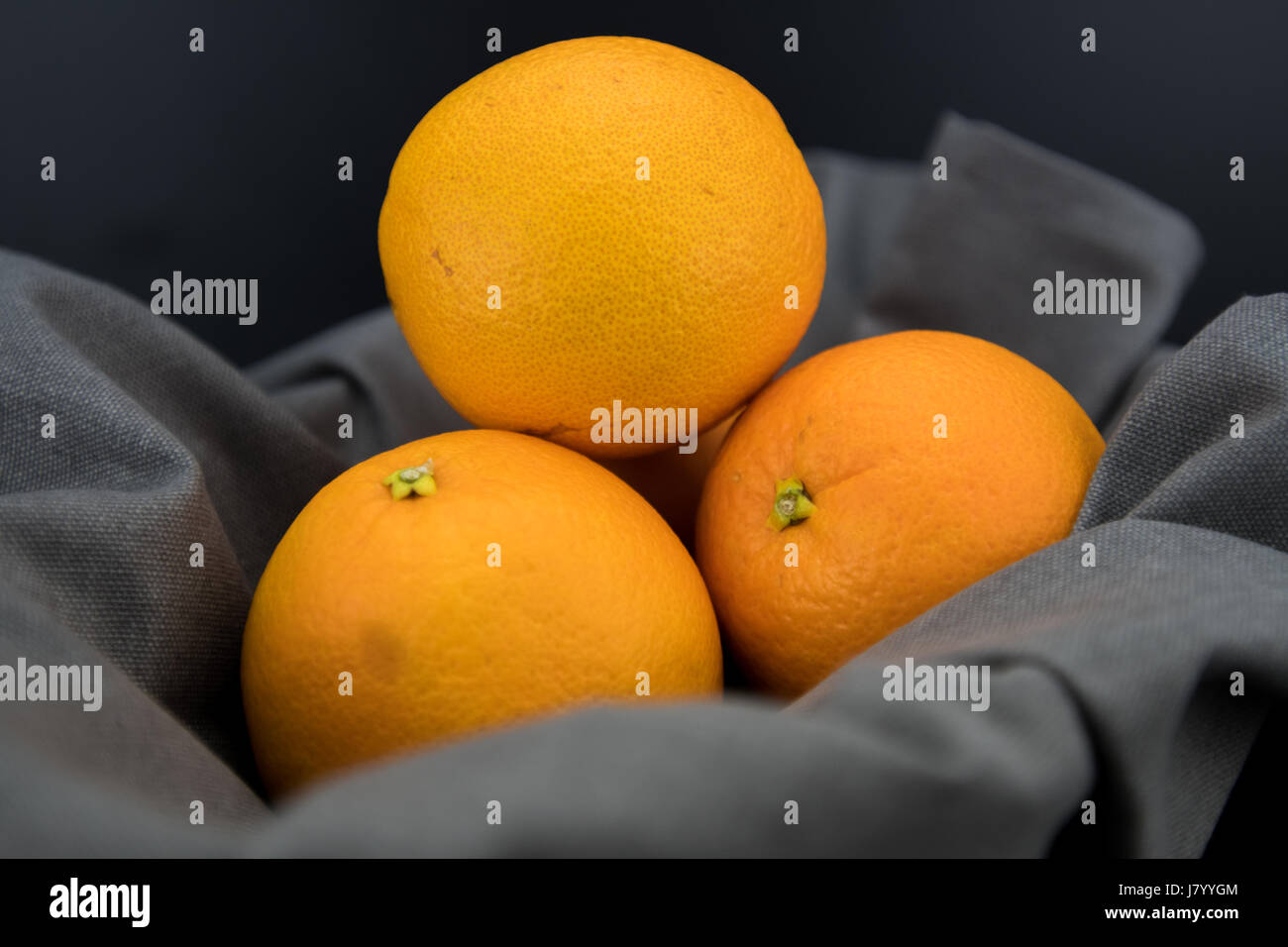 Naval Oranges in Bowl lined with gray linen napkin Stock Photo - Alamy