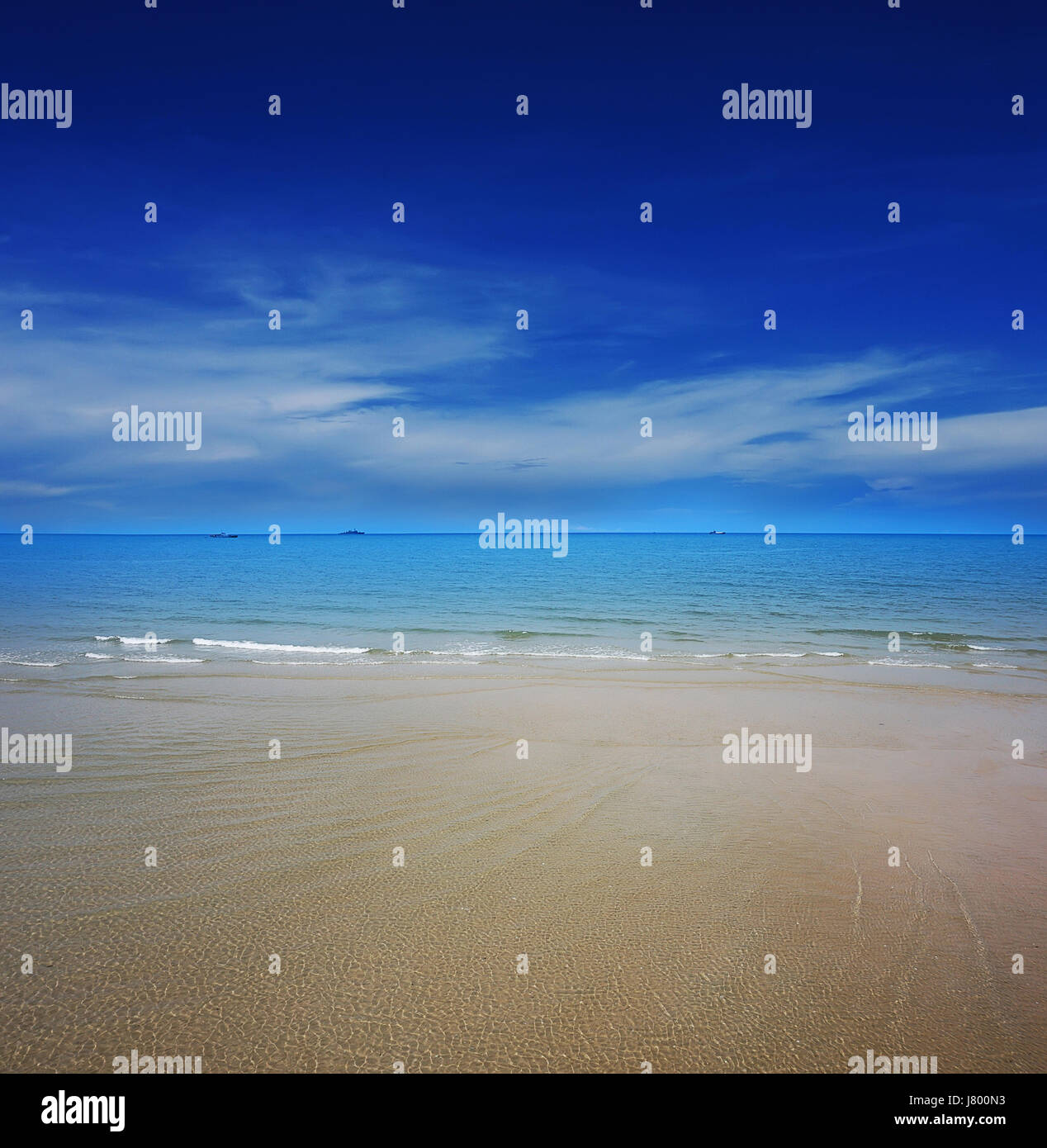 Sunrise on wavy beach hi-res stock photography and images - Alamy