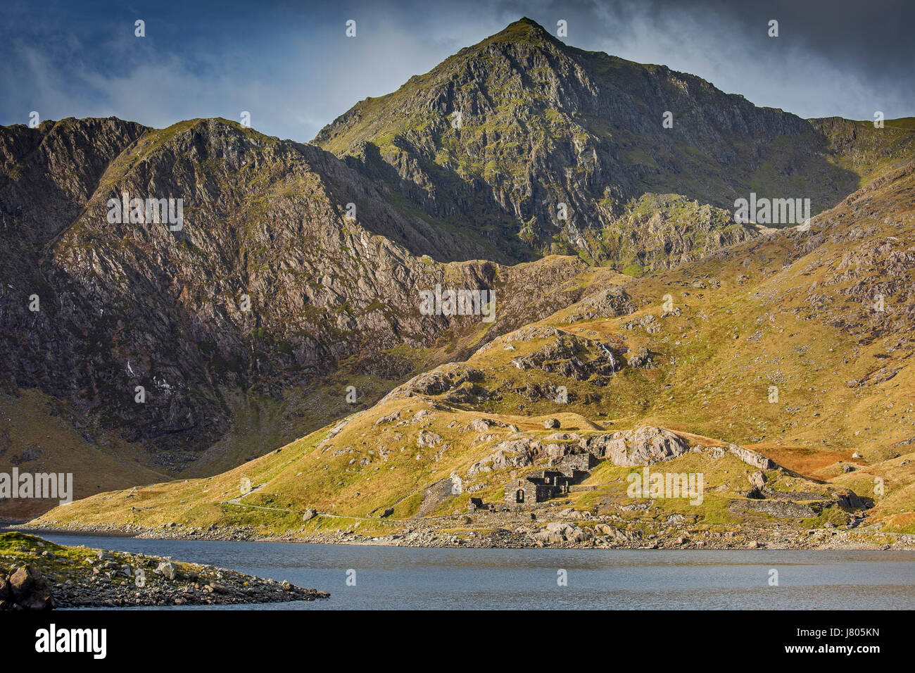 Craggy cliffs, Snowdon from Llyn Llydaw, Wales Stock Photo - Alamy