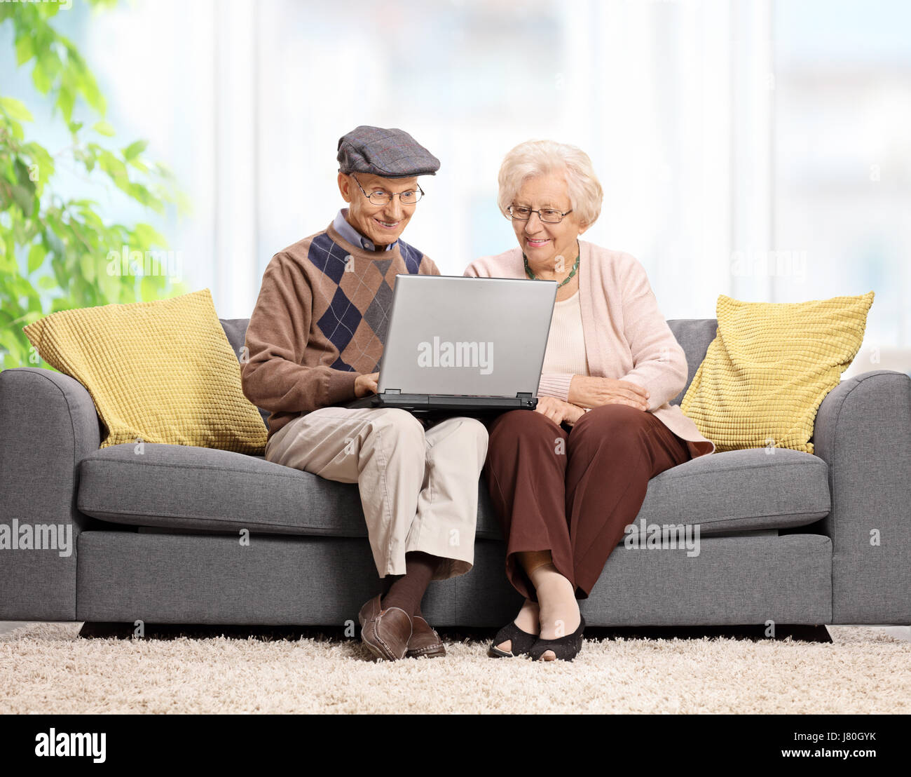 Old lady using a laptop hi-res stock photography and images - Alamy