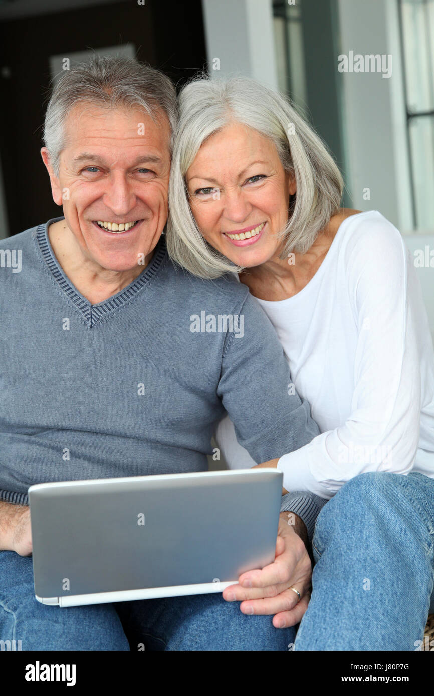 Seniors learning computers hi-res stock photography and images - Alamy