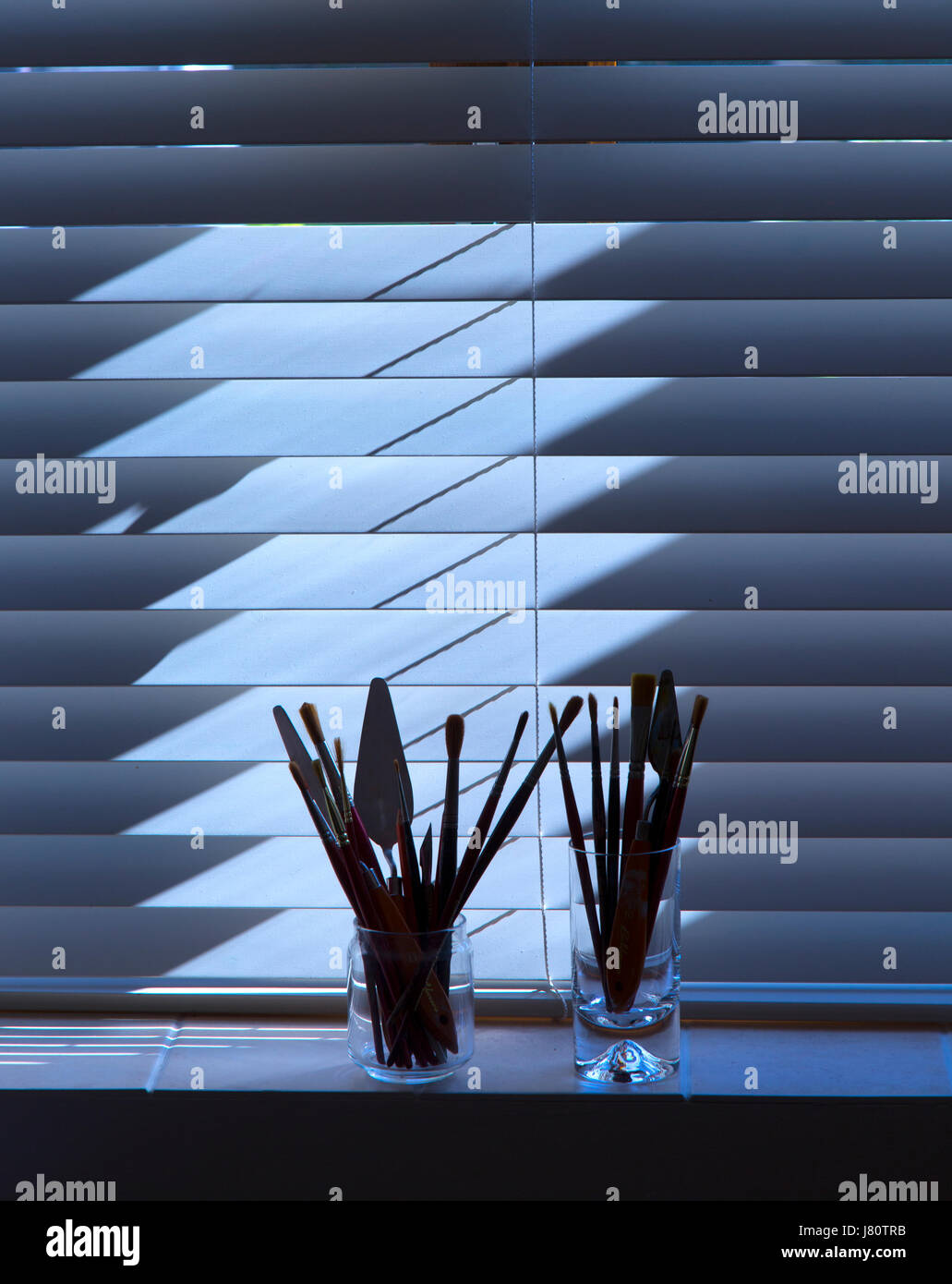 Light streaming through blinds hi-res stock photography and images - Alamy