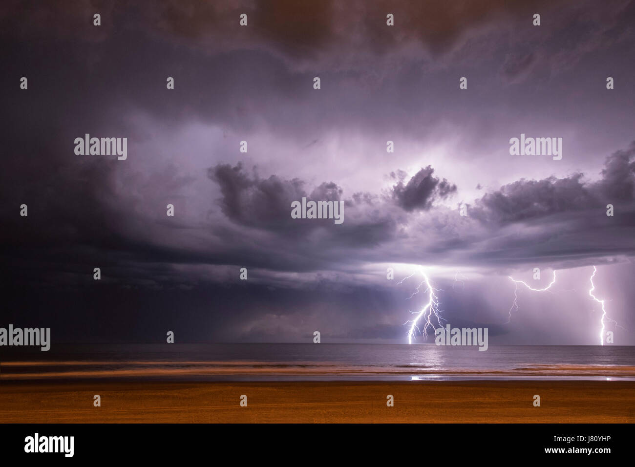 Thunder and lightning bay hi-res stock photography and images - Alamy