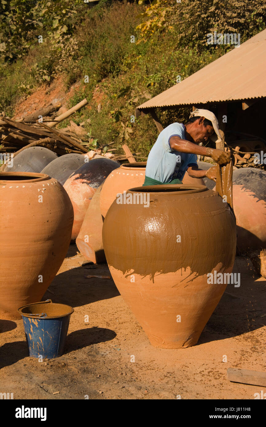 ASIA, MYANMAR (BURMA), Mandalay Division, New Nyein Pottery Village ...