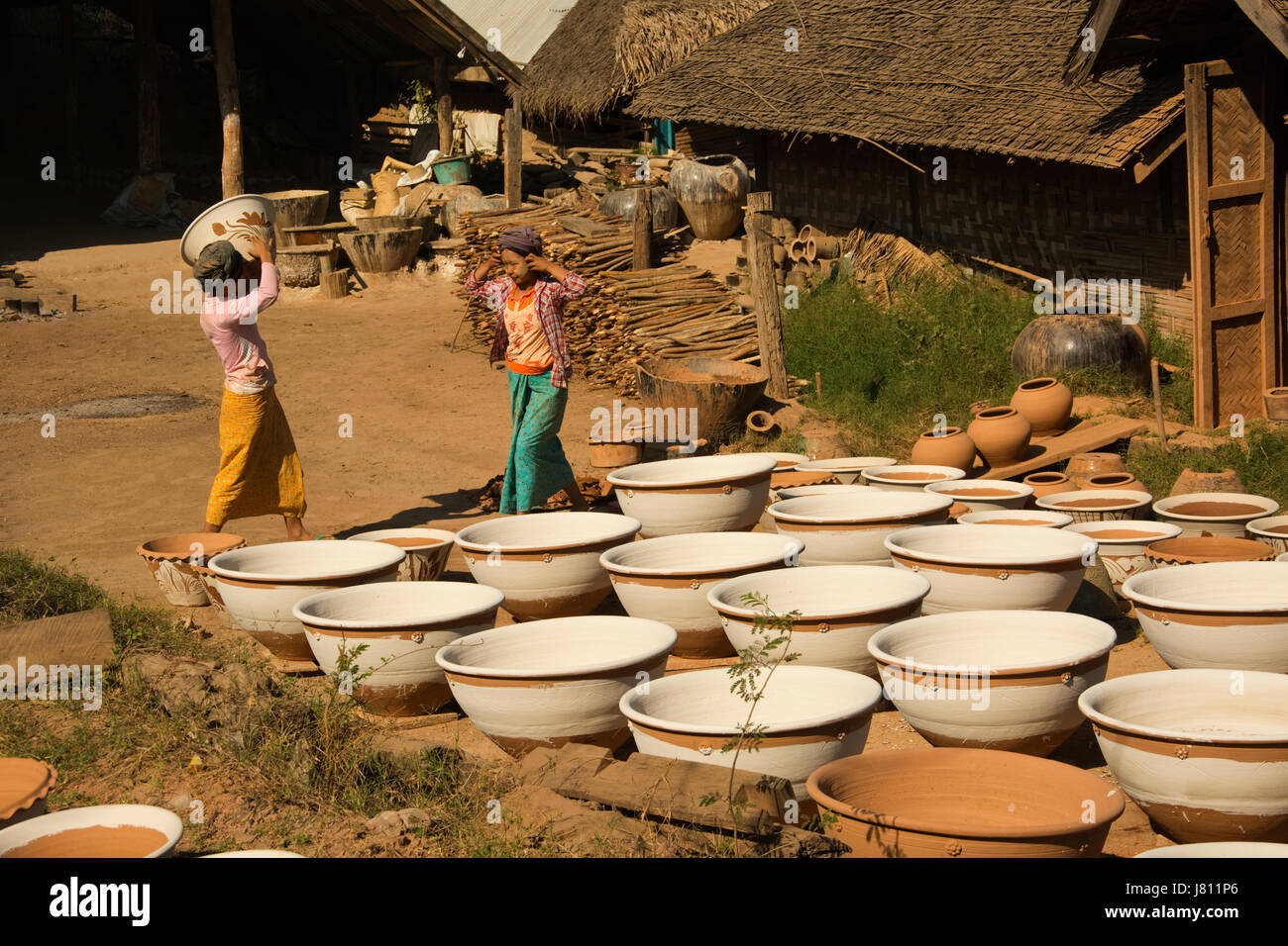ASIA, MYANMAR (BURMA), Mandalay Division, New Nyein Pottery Village ...