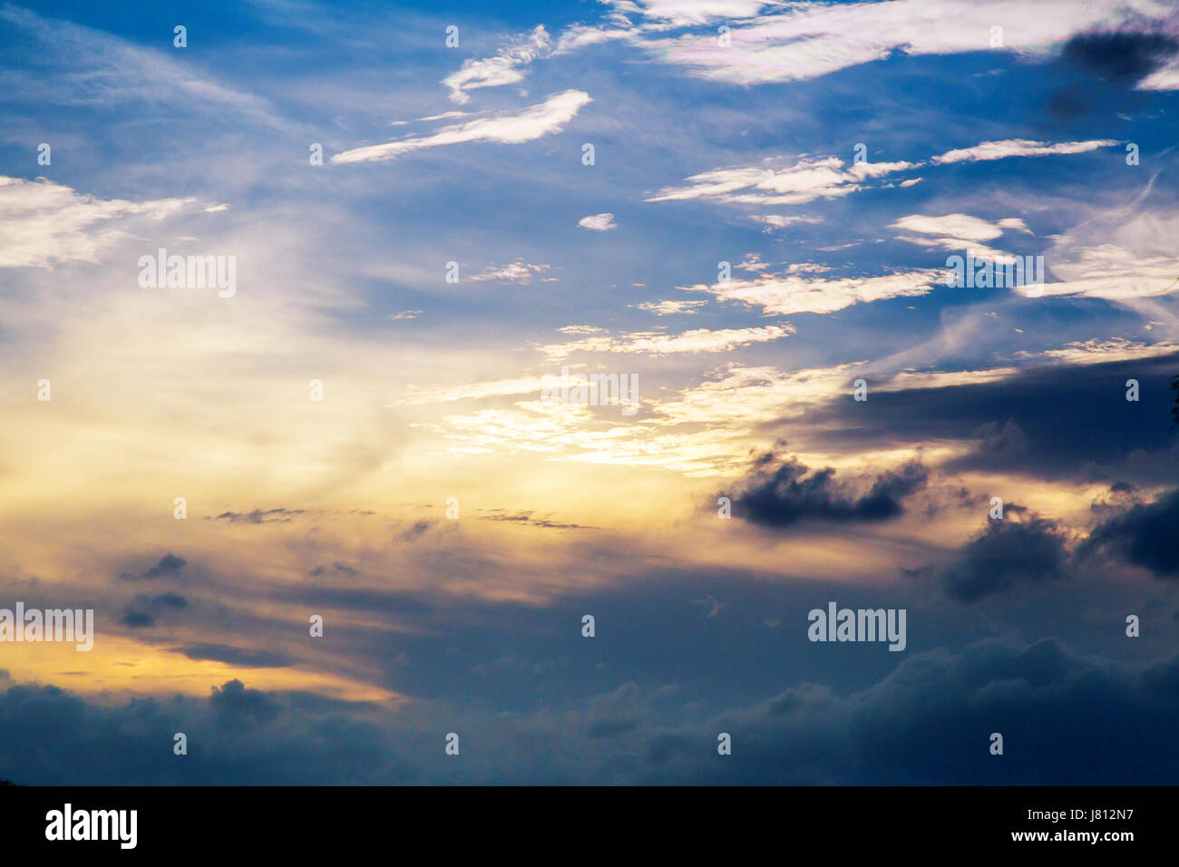 Yellow sun setting down horizon hi-res stock photography and images - Alamy