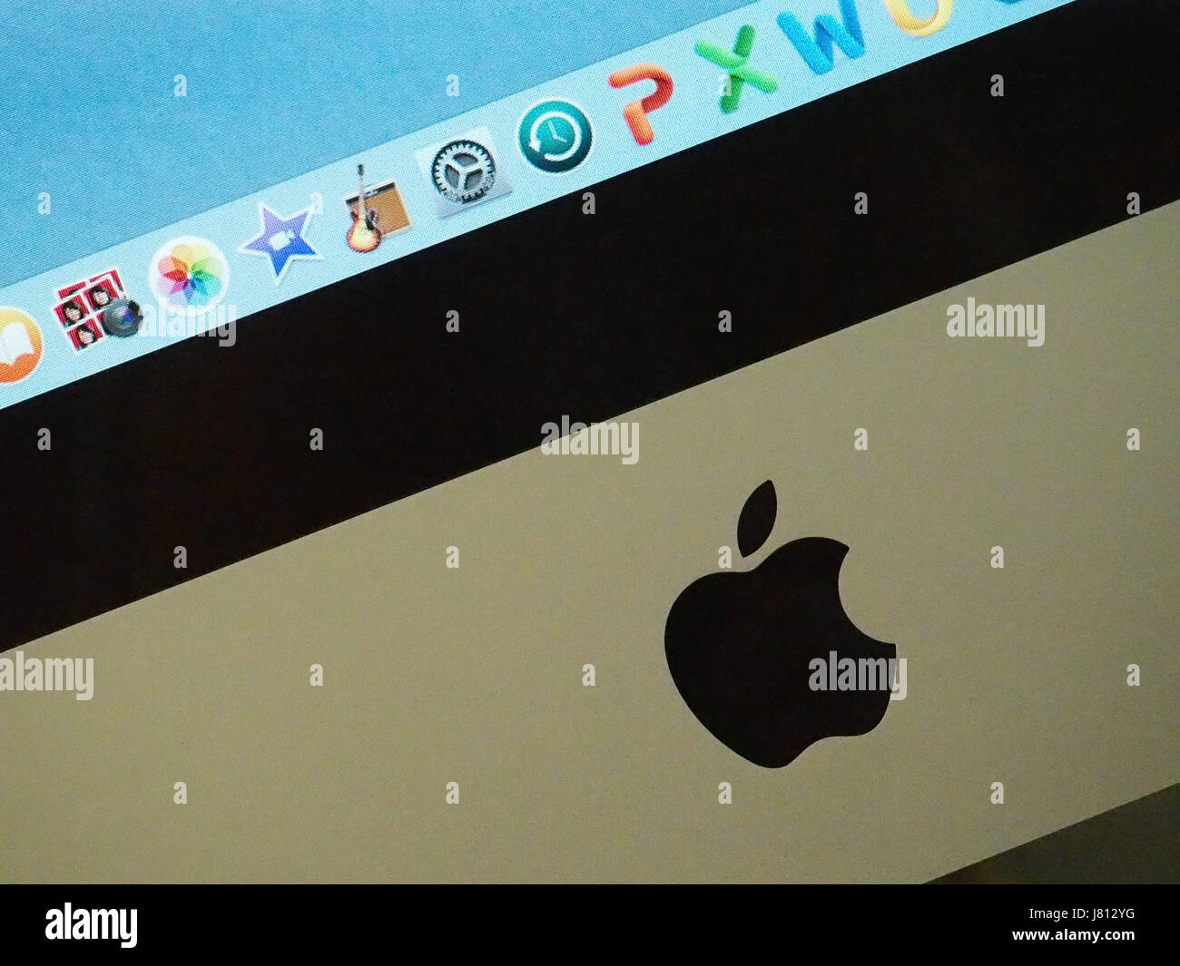 Apple logo - Apple iMac computer Stock Photo - Alamy