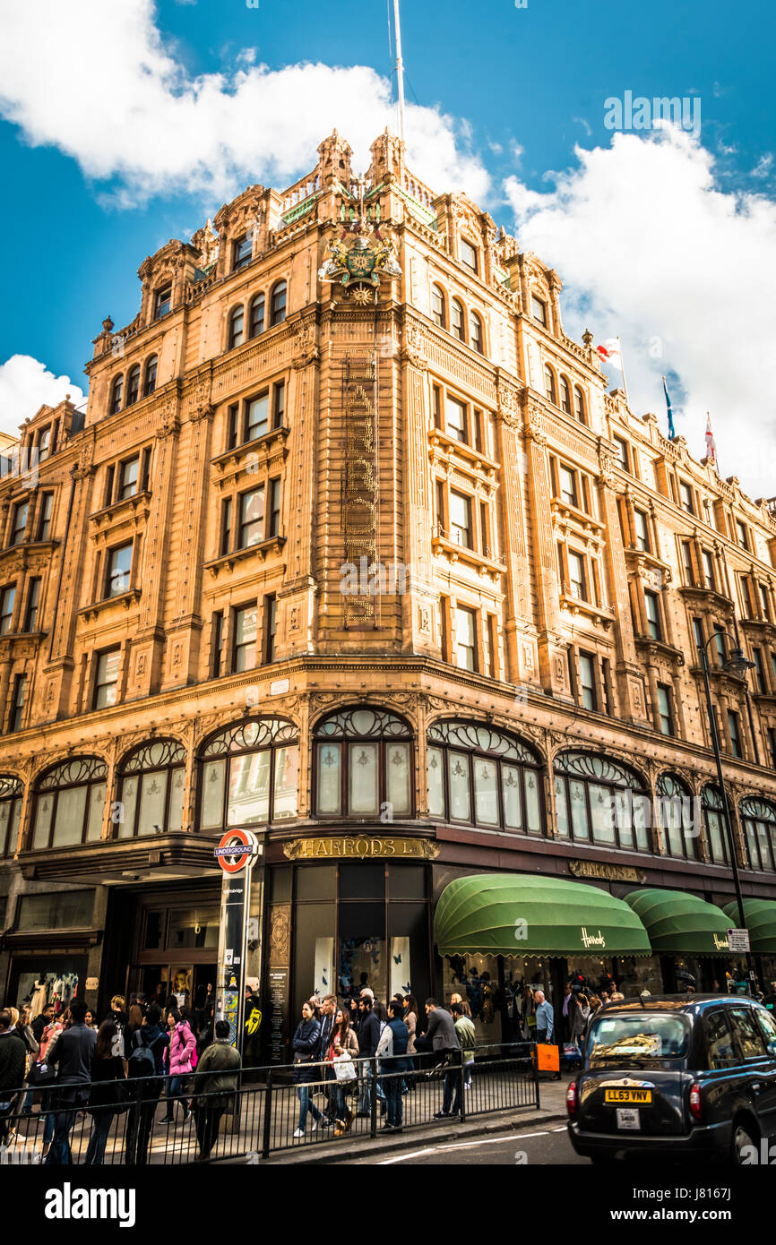 Harrods facade hi-res stock photography and images - Alamy