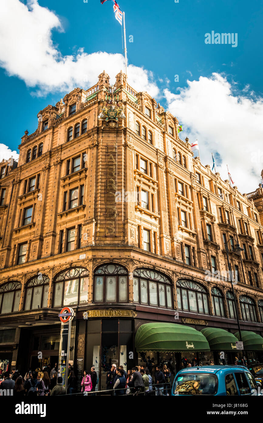 Harrods facade hi-res stock photography and images - Alamy