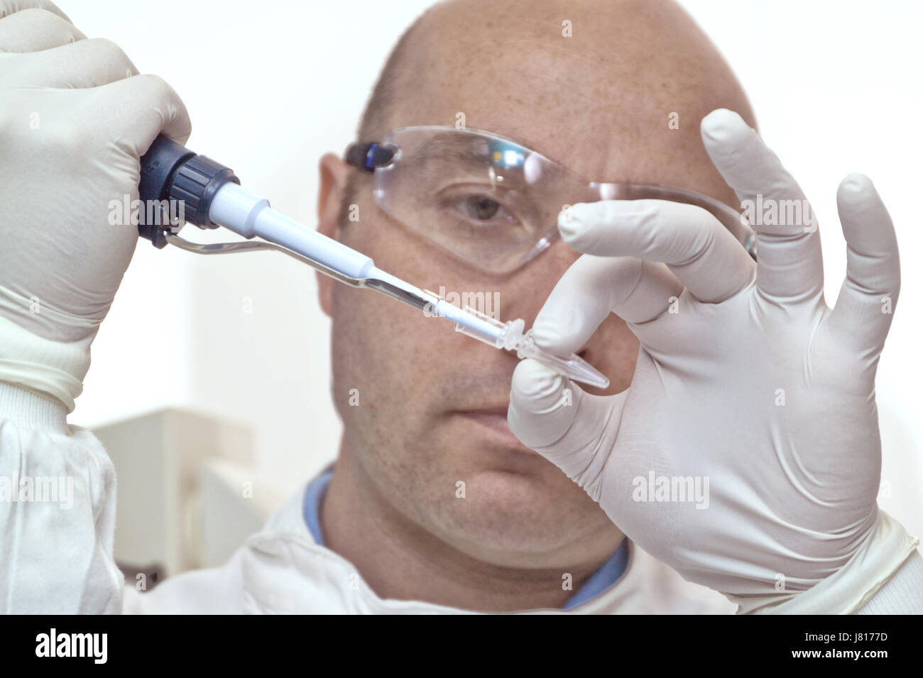 Scientist using an electron microscope hi-res stock photography and ...