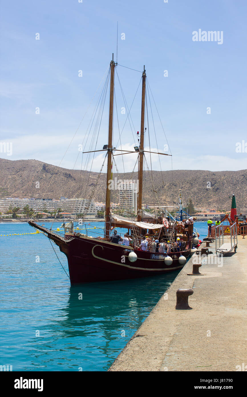 Peter pan ship sky hi-res stock photography and images - Alamy