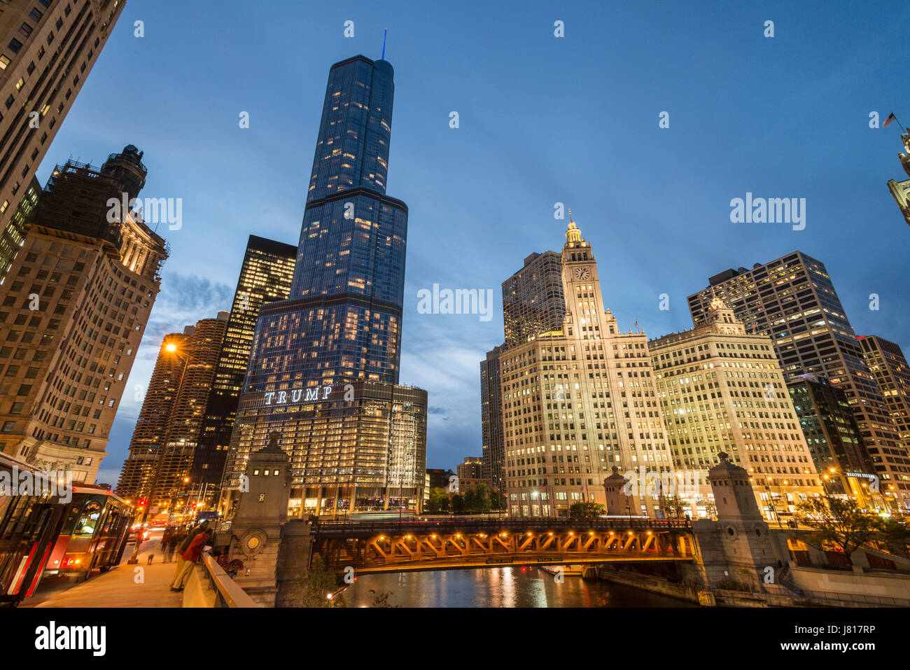 Evening picture of Chicago riverwalk with views of Chicago river ...