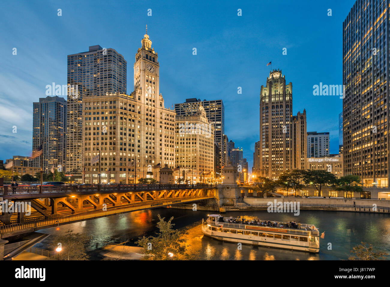 Evening picture of Chicago riverwalk with views of Chicago river ...