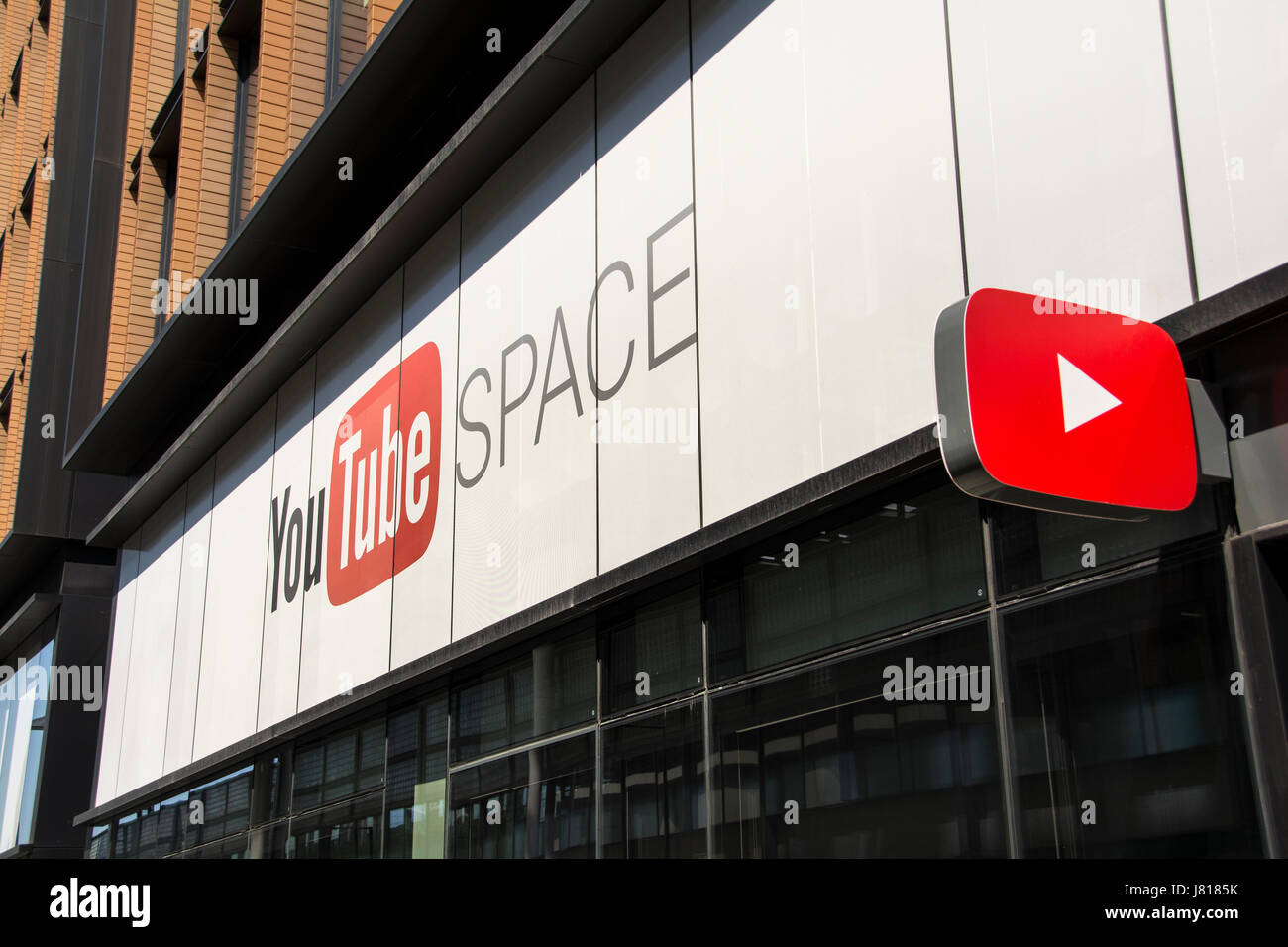 Youtube audience hi-res stock photography and images - Alamy