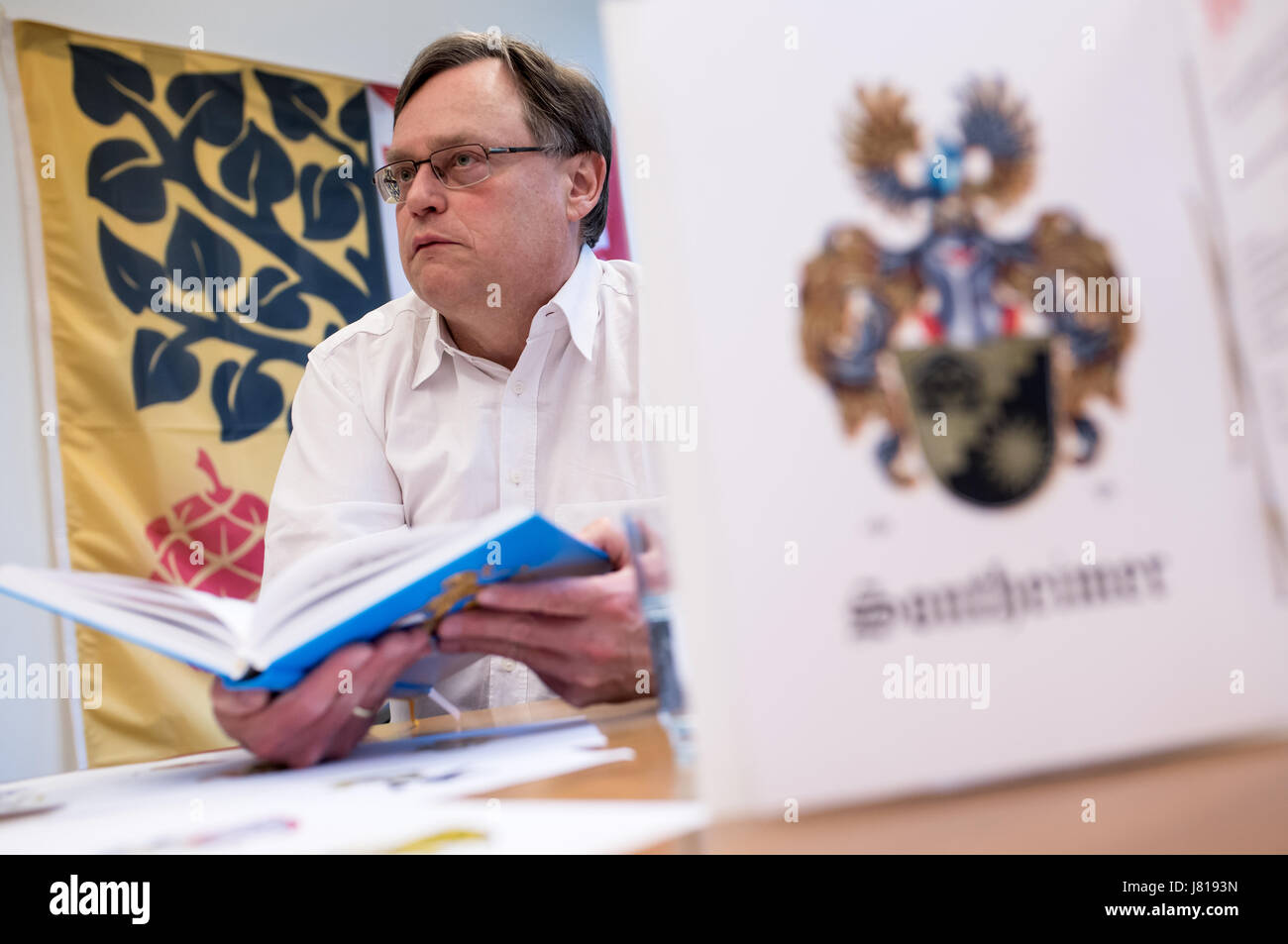 Heraldist Dieter Linder has a conversation with a journalist in Munich ...