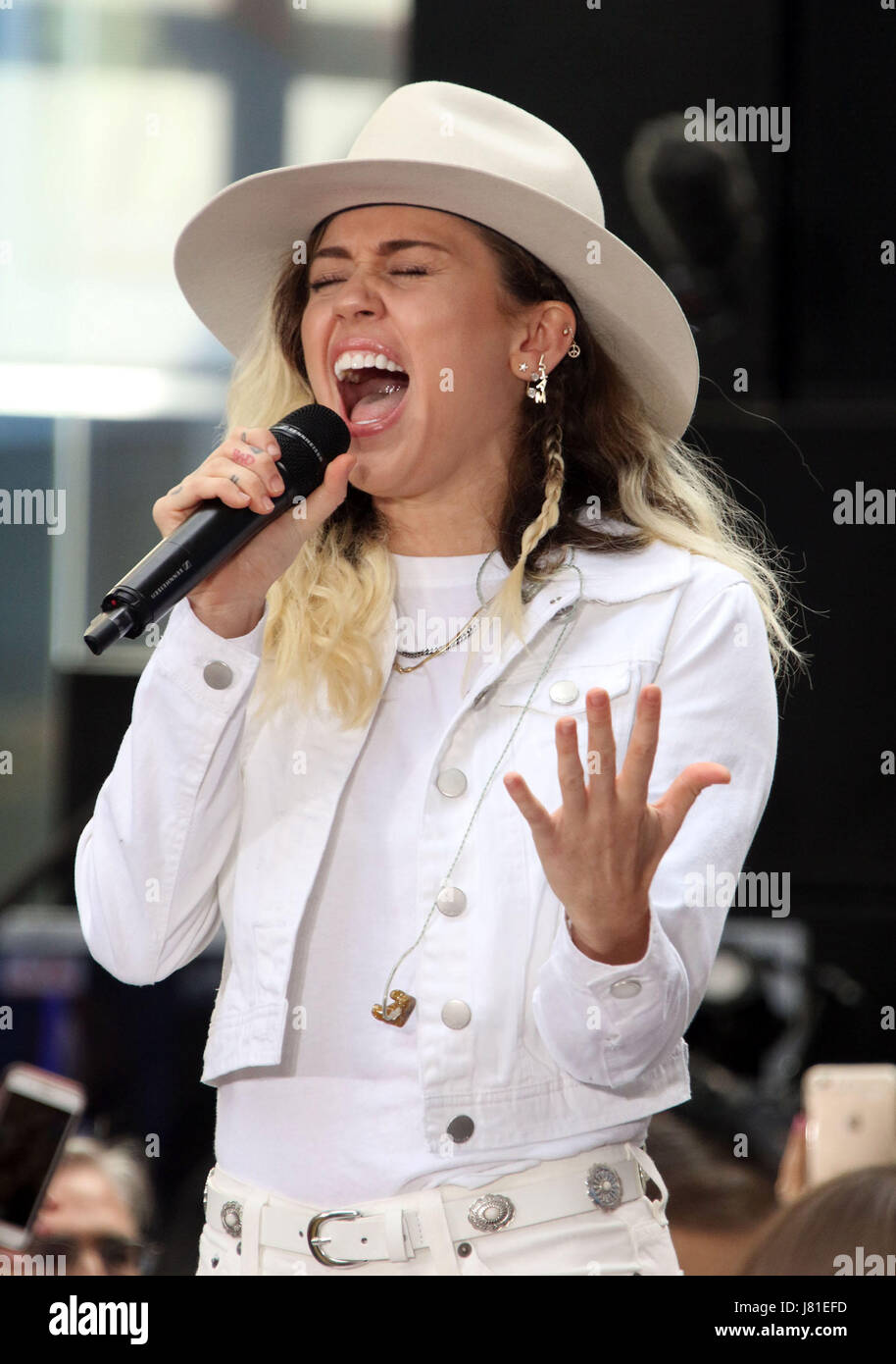 New York, USA. 26th May, 2017. Singer MILEY CYRUS performs on the ...