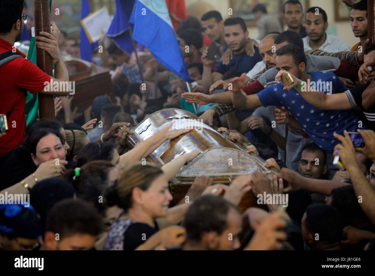 Cairo, Egypt. 26th May, 2017. Egyptians carry a coffin of the attack ...