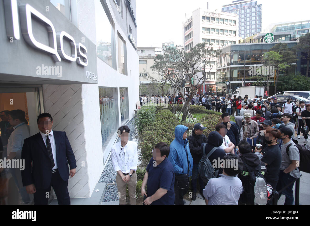 Smokers make queue for new tobacco product South Korean smokers make a ...