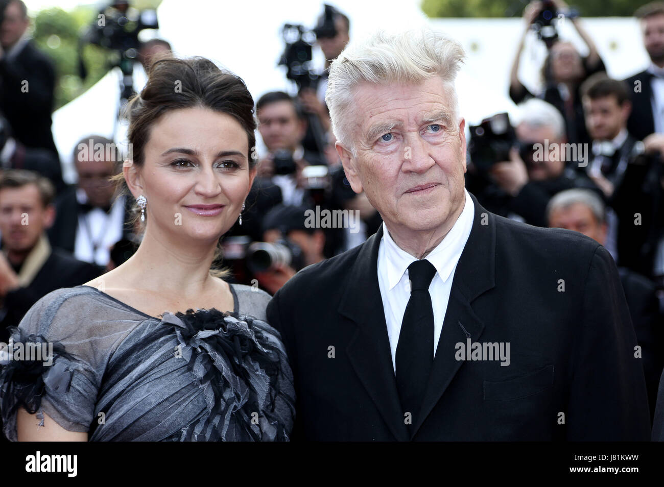 Cannes, Frankreich. 25th May, 2017. Emily Stofle and David Lynch ...