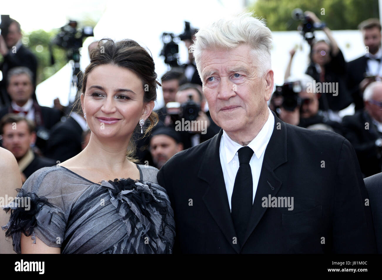 Cannes, Frankreich. 25th May, 2017. Emily Stofle and David Lynch ...