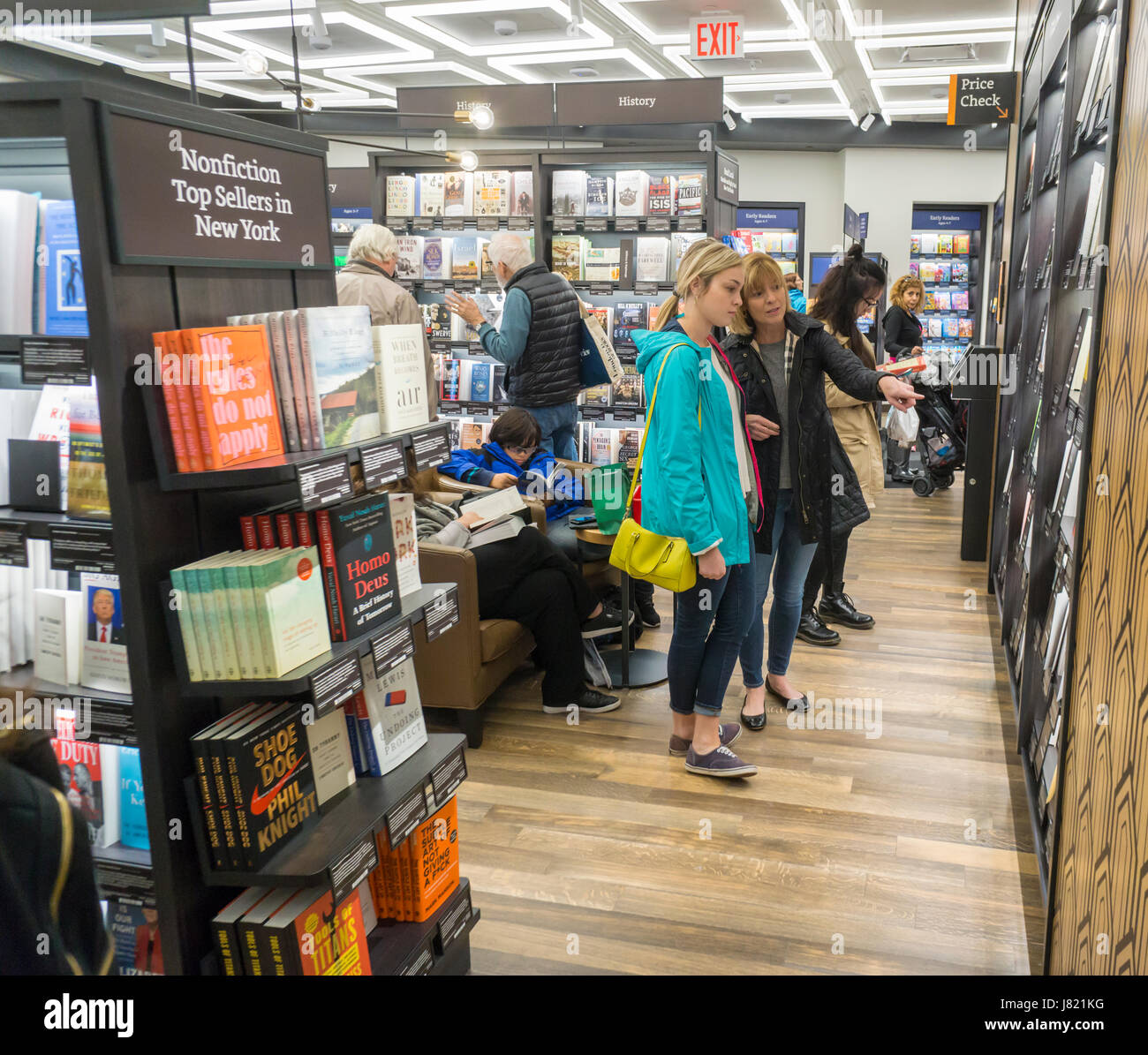 Amazon bookstore in time warner center hi-res stock photography and ...