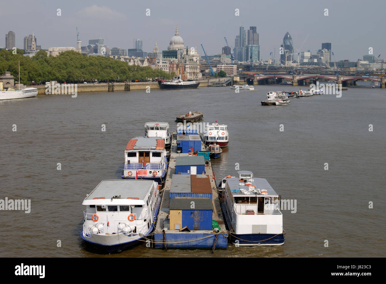 london england thames boat river water rowing boat sailing boat ...