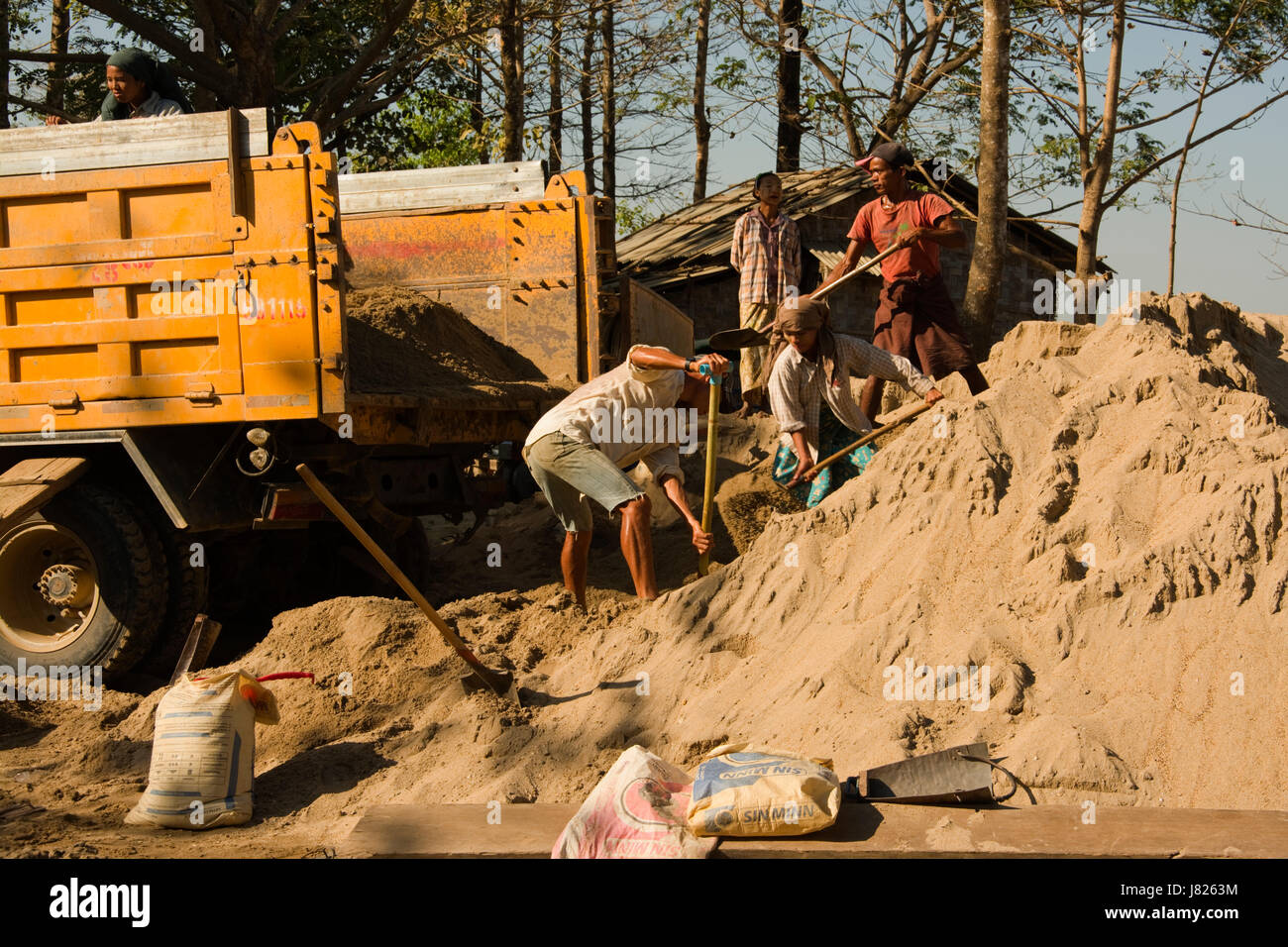 ASIA, MYANMAR (BURMA), Irrawaddy Region, Zalon Town, workmen loading ...