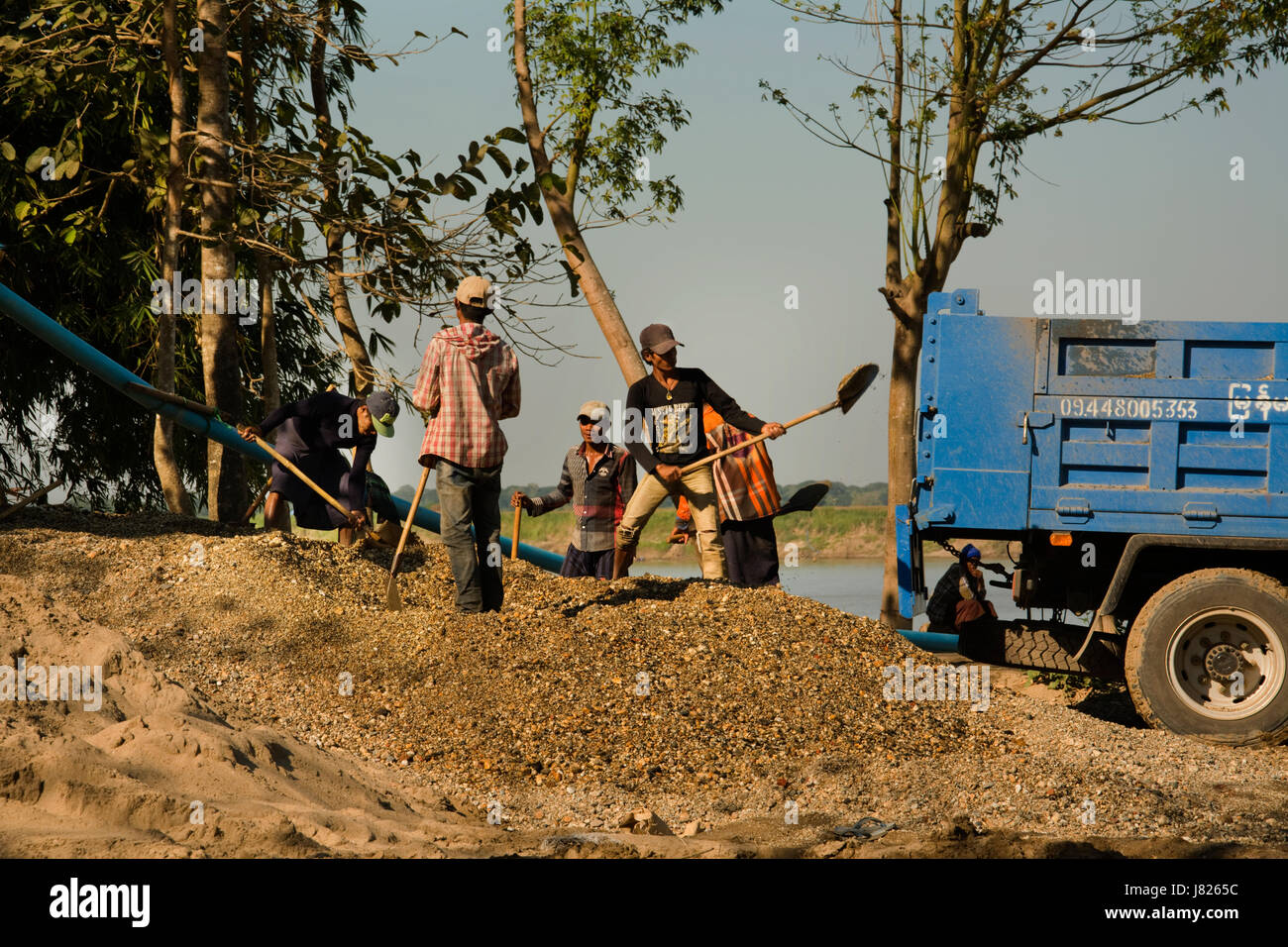ASIA, MYANMAR (BURMA), Irrawaddy Region, Zalon Town, workmen loading ...