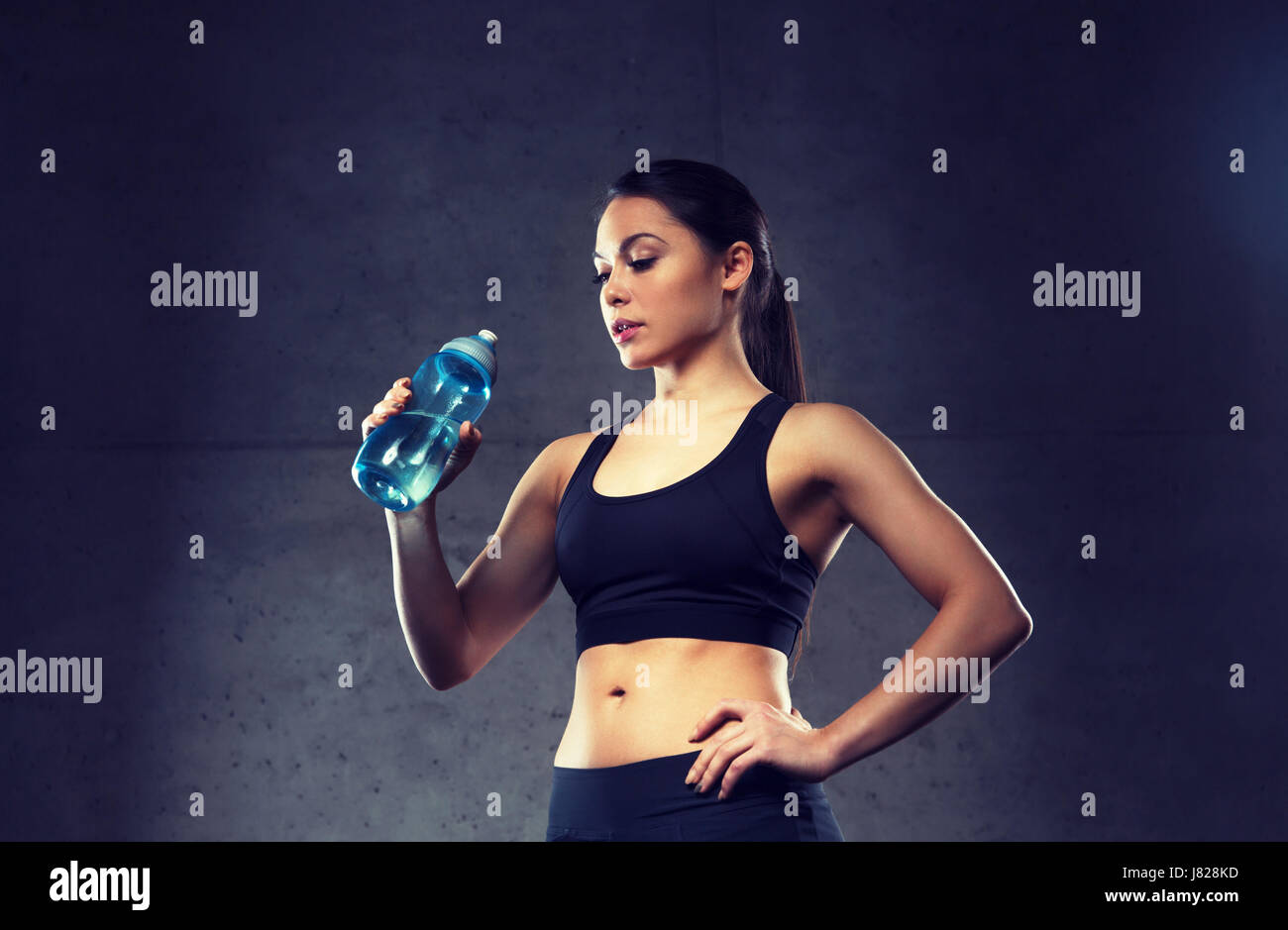 Bodybuilder holding water bottle hi-res stock photography and images ...