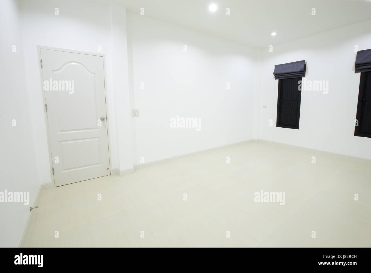 empty white room with door and window in home Stock Photo - Alamy