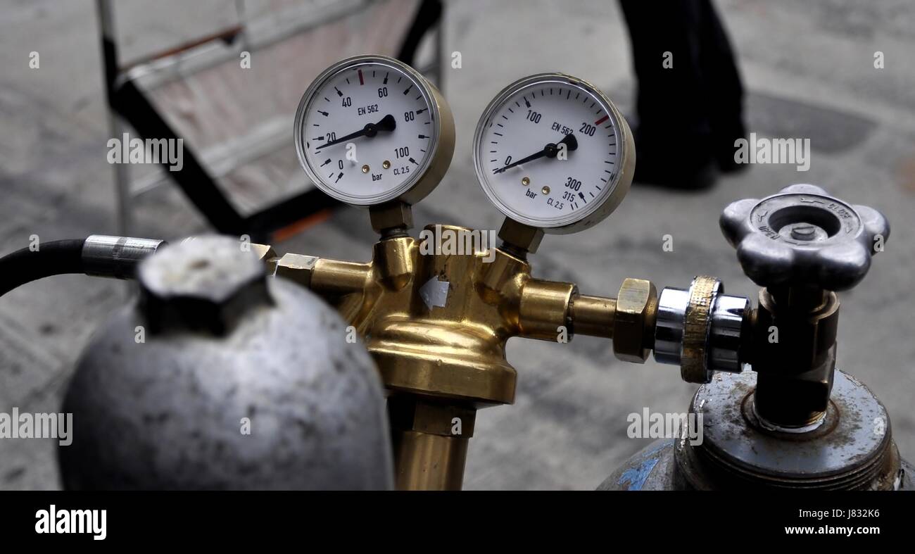 pressure gauge on a gas tank Stock Photo - Alamy