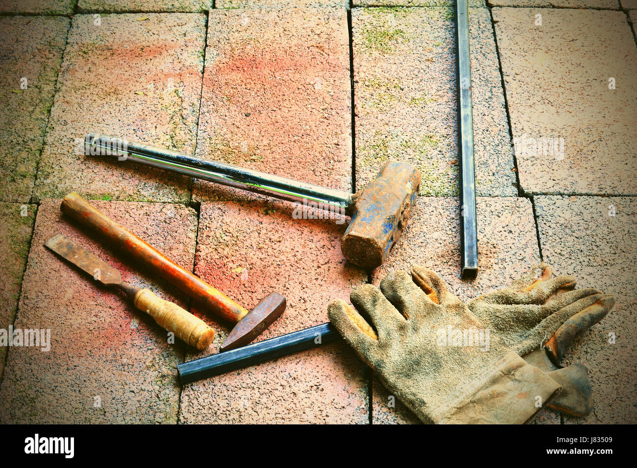 Hammer and chisel hi-res stock photography and images - Alamy