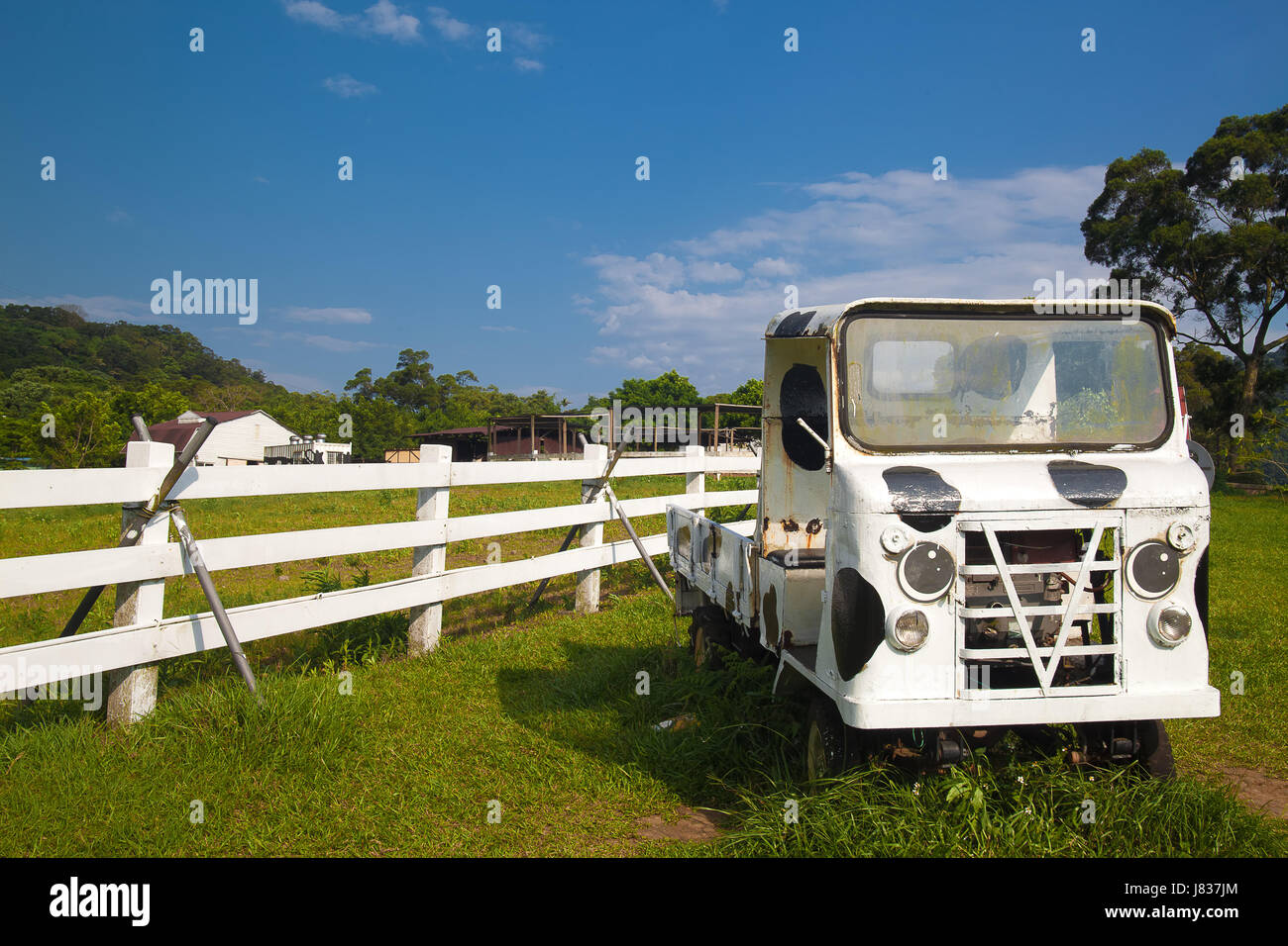 horse field traditional wagon trailer caravan caravans taiwan circus ...