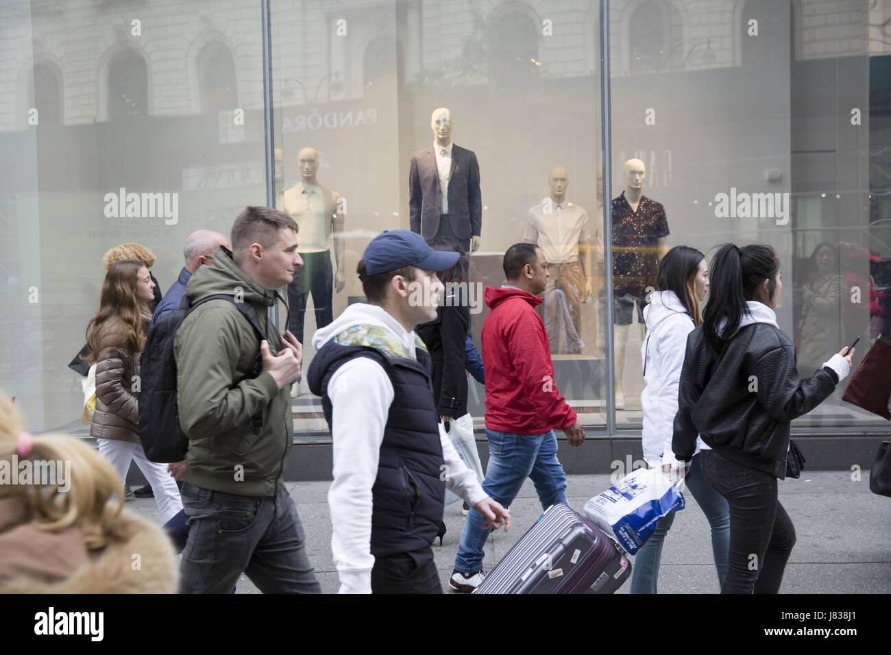 Crowd of mannequins hi-res stock photography and images - Alamy