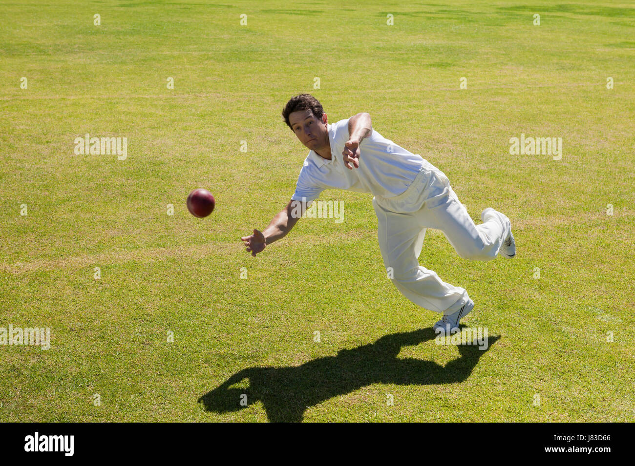 Fielder catching the ball hi-res stock photography and images - Alamy