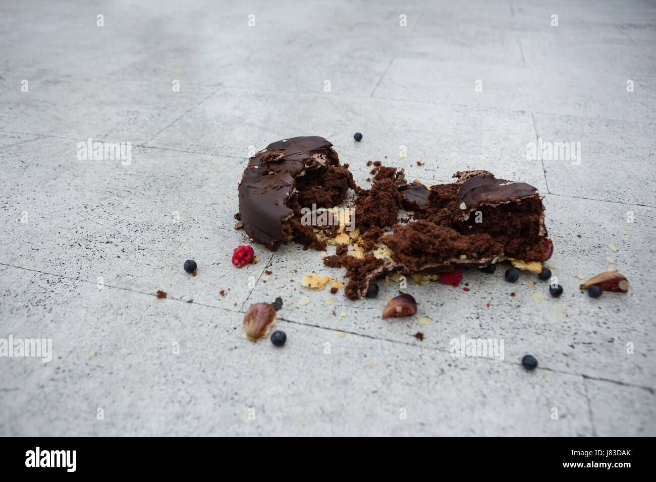 Fallen cake hi-res stock photography and images - Alamy