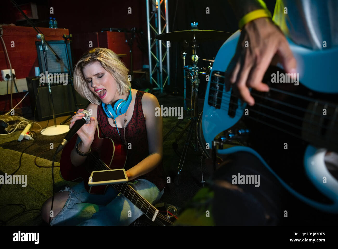 Vintage girl singing hi-res stock photography and images - Alamy