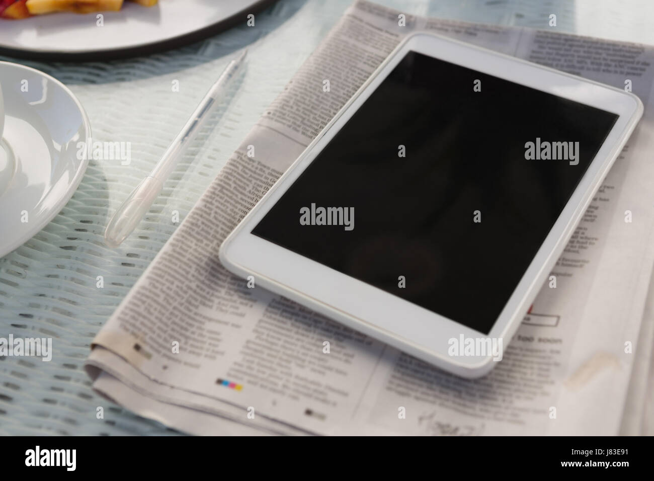 Newspaper table hi-res stock photography and images - Alamy