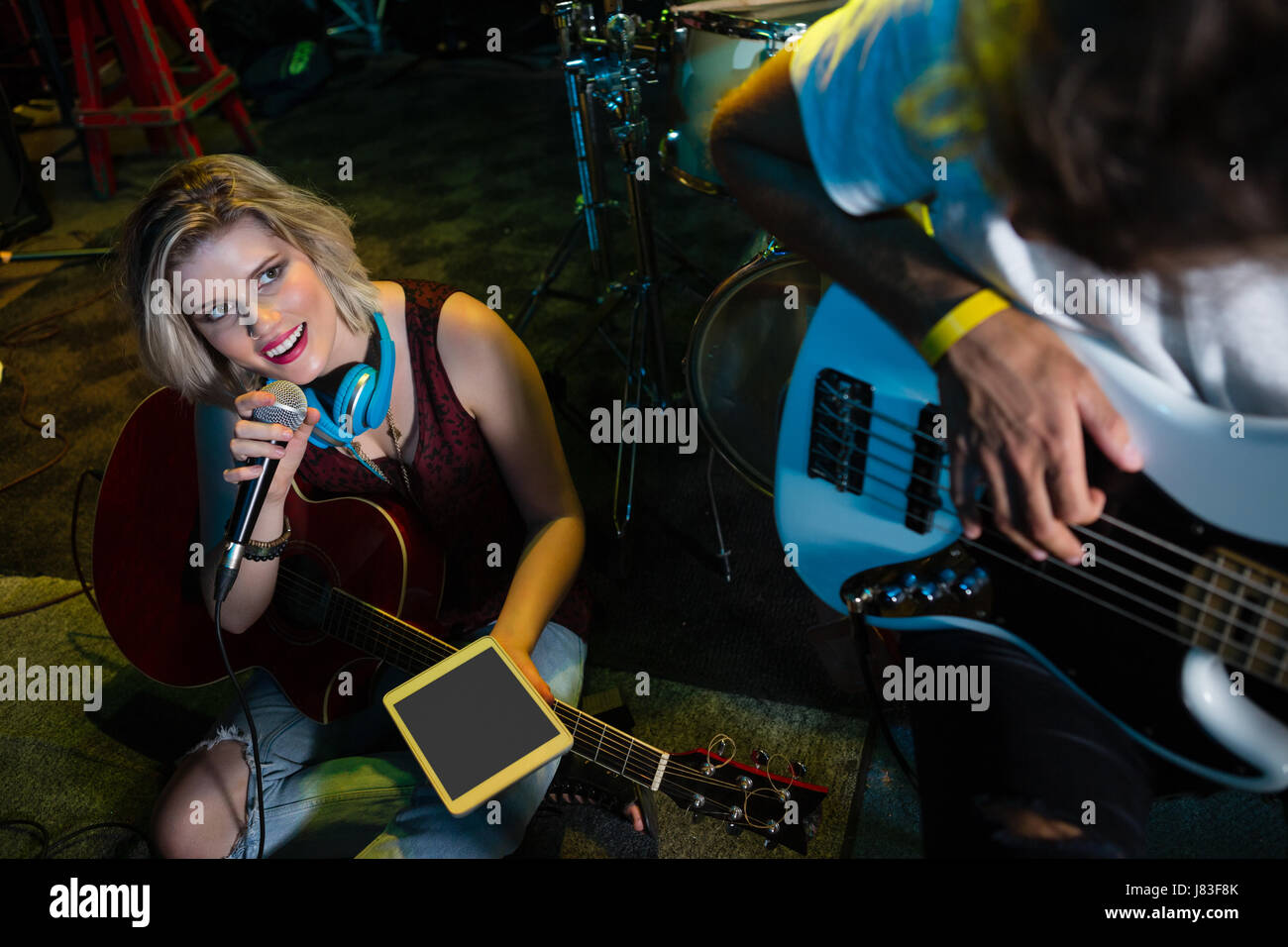 Vintage girl singing hi-res stock photography and images - Alamy