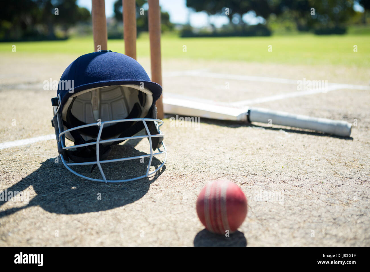 Cricket bat ball stumps hi-res stock photography and images - Alamy