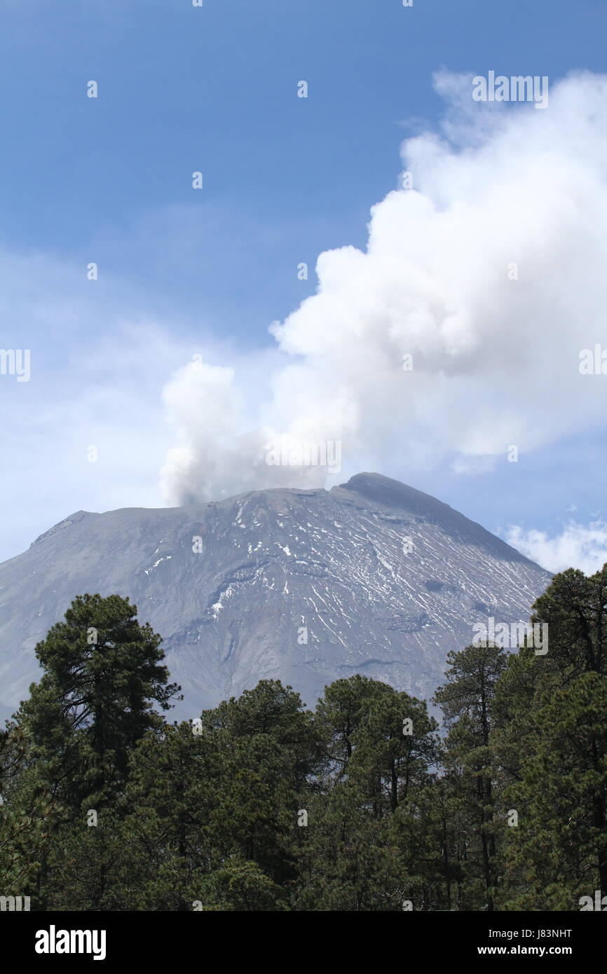 Popocatepetl Volcan near Mexico City Stock Photo - Alamy