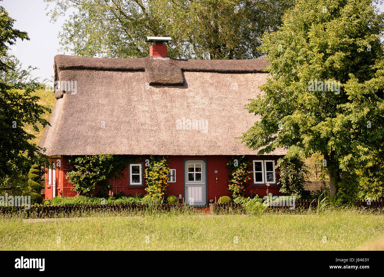 house building home dwelling house residential building holiday home ...