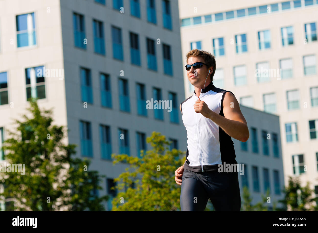 Train running through city hi-res stock photography and images - Alamy
