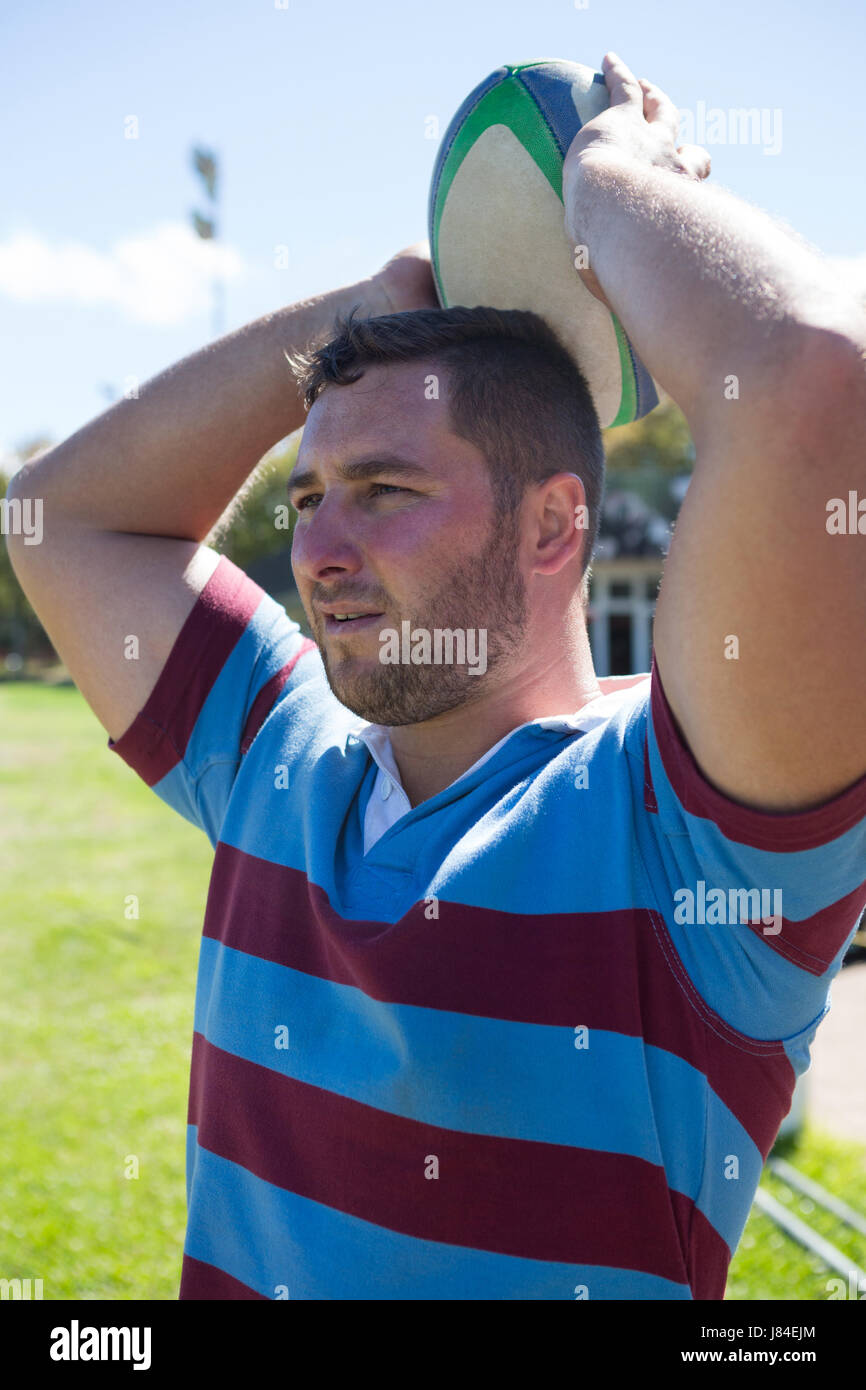 Man throwing the cricket ball hi-res stock photography and images - Alamy