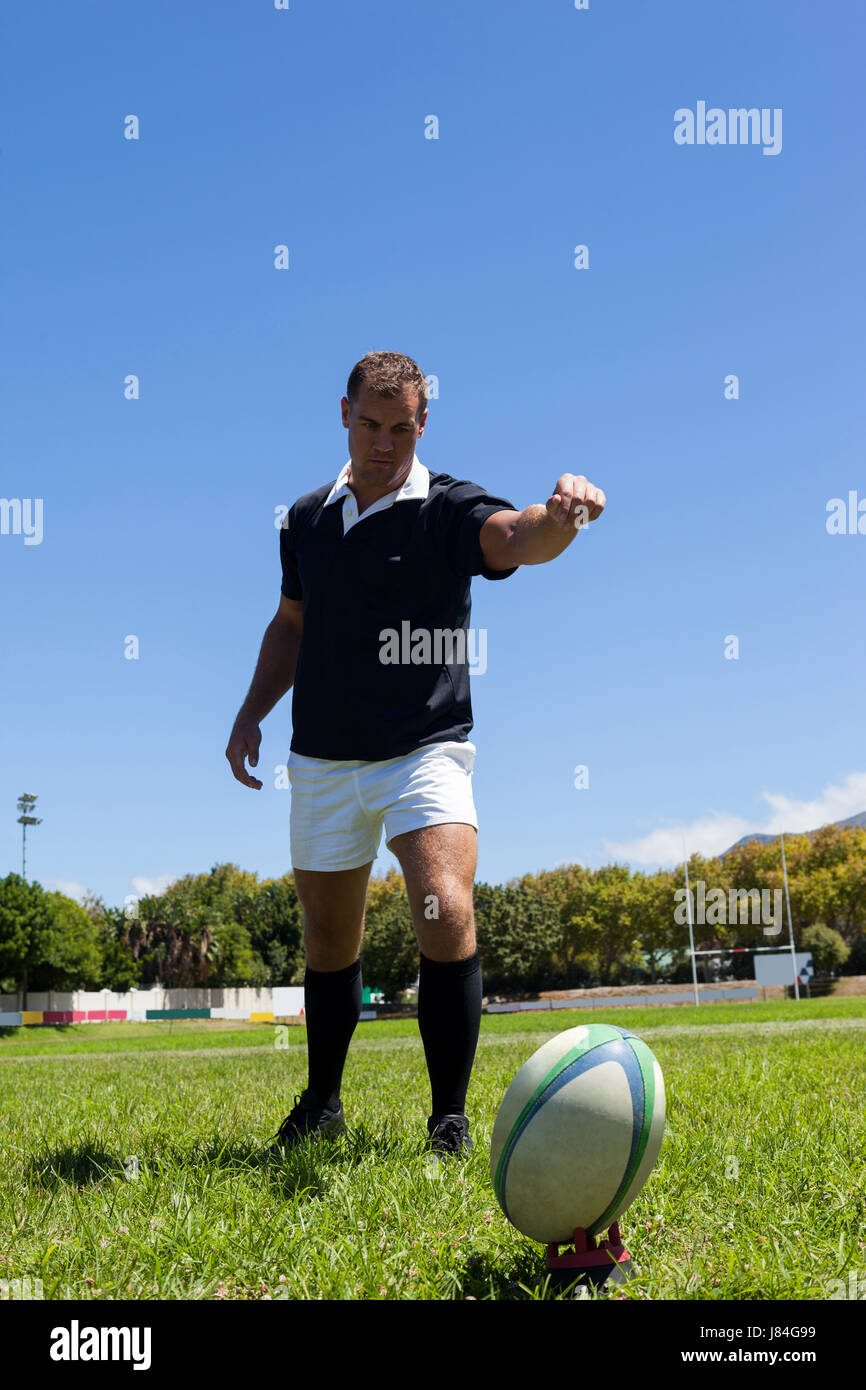 Rugby full length kicking hi-res stock photography and images - Alamy