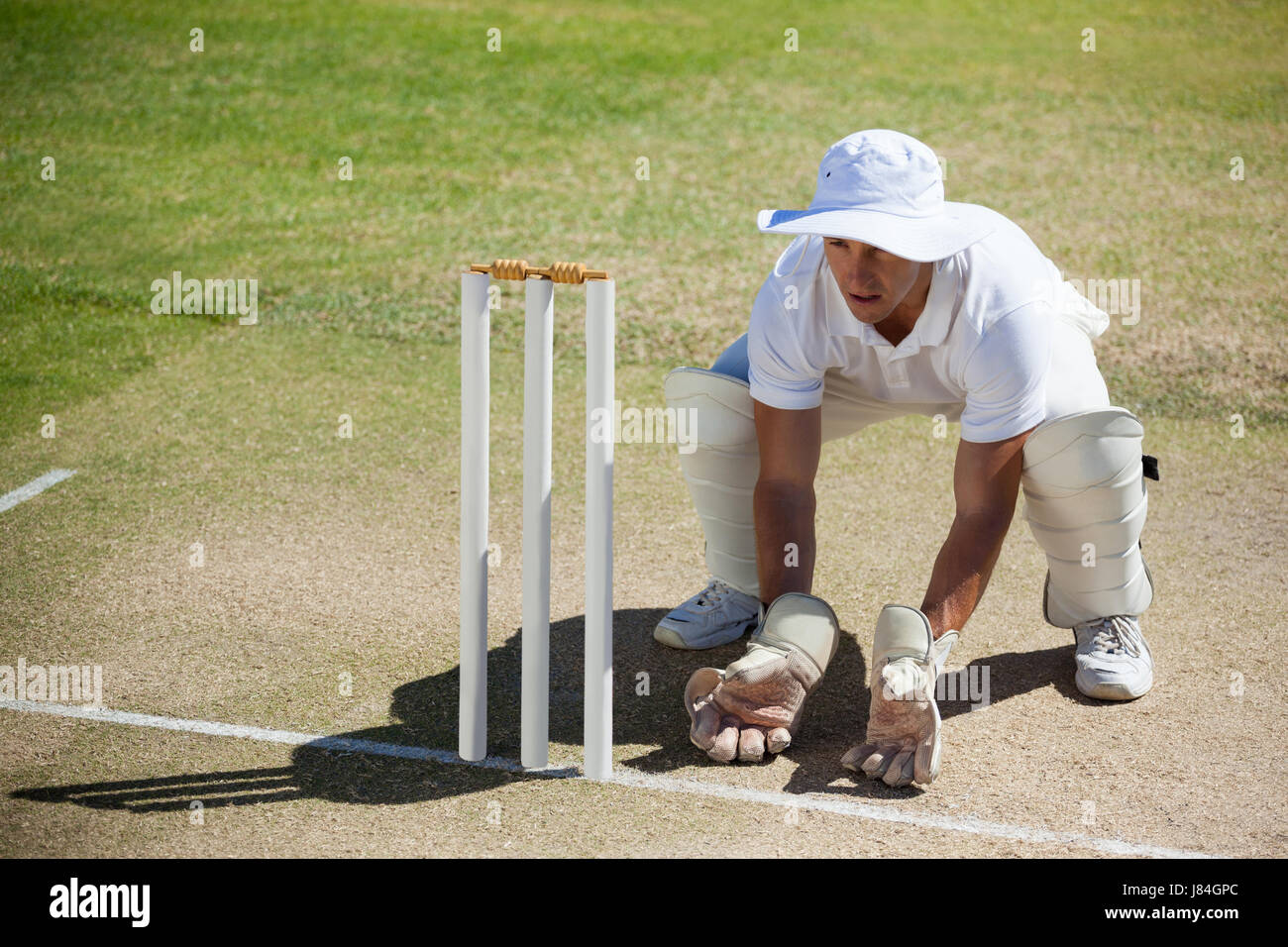 Crouching behind hi-res stock photography and images - Alamy