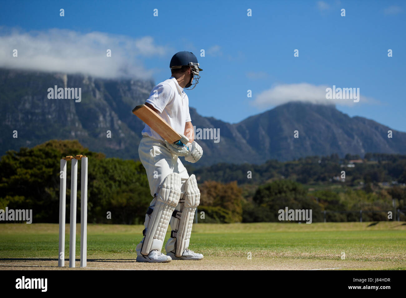 Cricket player full uniform hi-res stock photography and images - Alamy
