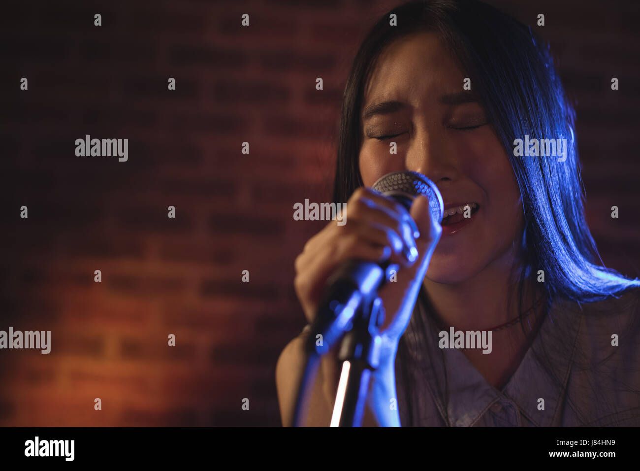 Rock music concert singing celebrity hi-res stock photography and ...