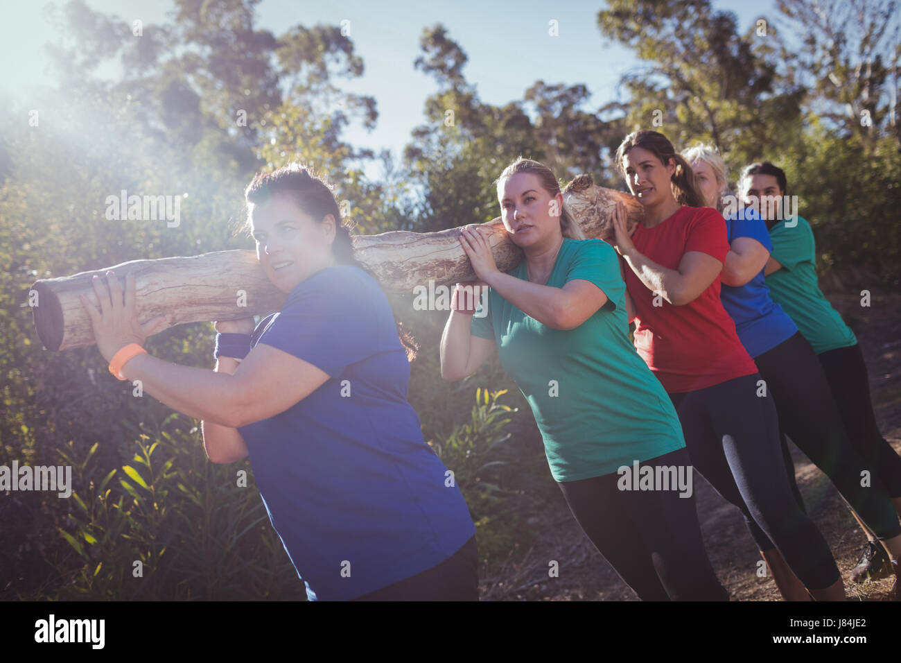 Women carrying a trunk hi-res stock photography and images - Alamy